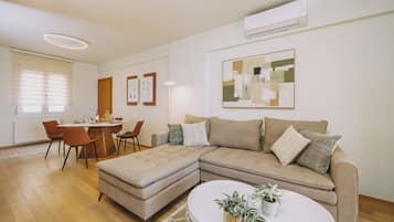 Apartamento, vista para o mar | Sala de estar | Smart TV 55 polegadas com canais via satélite, Netflix