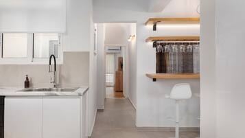 Apartamento Deluxe, varanda | Cozinha privada | Um frigorífico/congelador grande, um forno, uma placa de cozinha
