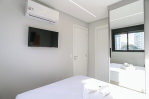Apartamento | Cortinas blackout, ferros/tábuas de passar roupa, Wi-Fi de cortesia
