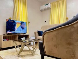 Apartamento família, sacada, vista para a cidade | Área de estar