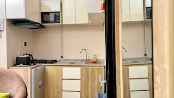 Apartamento Familiar, varanda, Vista para a cidade | Cozinha privada | Um frigorífico, um micro-ondas, um forno, uma placa de cozinha
