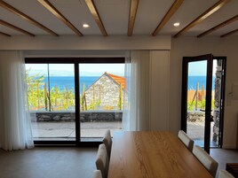 Villa, vista para o mar | Sala de estar | TV de ecrã plano 