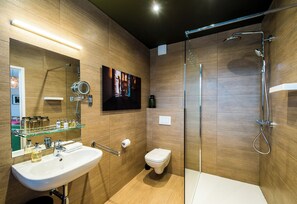 Quarto casal luxo, vista para a cidade | Banheiro | Roupões de banho 