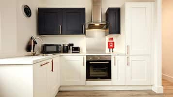 Casa, 2 quartos | Cozinha privada | Um frigorífico/congelador grande, um micro-ondas, um forno