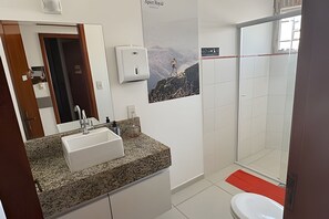 Dormitório Partilhado | Casa de banho | Um polibã, toalhas fornecidas, papel higiénico 