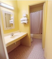 Toalhas fornecidas, sabão, papel higiénico 