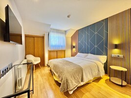 Quarto casal conforto, vista para o parque | Escrivaninha, espaço de trabalho para notebook, Wi-Fi de cortesia