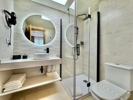 Quarto casal superior | Banheiro | Chuveiro, toalhas de banho, sabonete, shampoo