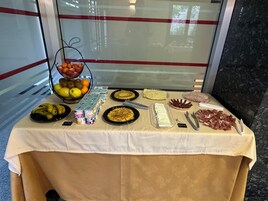 Café da manhã com buffet nos fins de semana (EUR 15 por pessoa) 