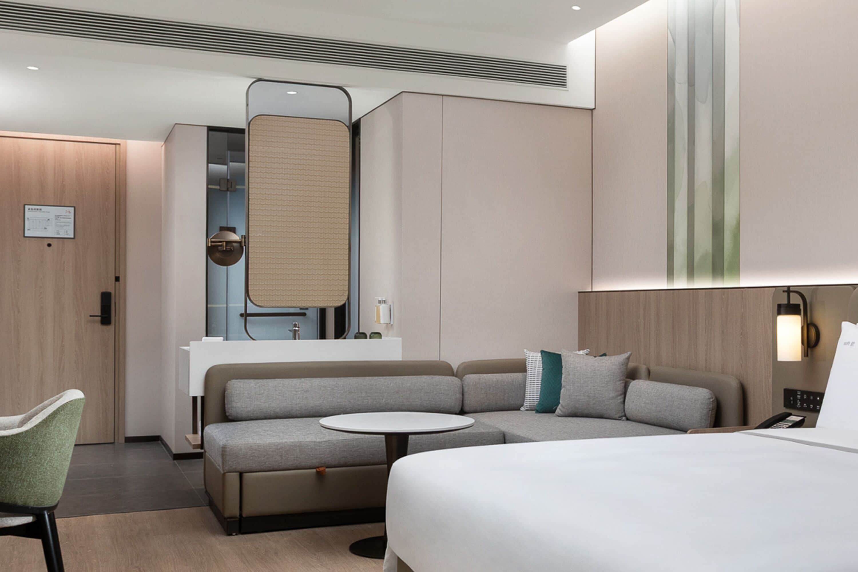 Quarto Premium, 1 cama king-size | Casa de banho | Um polibã, artigos de higiene pessoal grátis, um secador de cabelo 