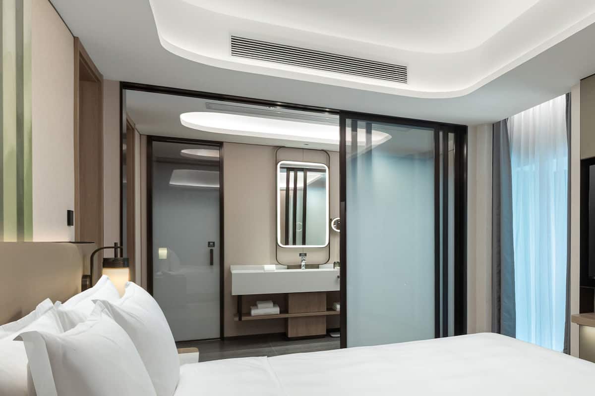 Quarto, 1 quarto, vista para a cidade | Banheiro | Chuveiro, produtos de toalete grátis, secador de cabelo