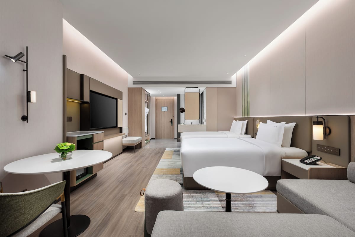 Quarto premium, 2 camas de casal, vista para a cidade | Roupas de cama premium, edredons de pluma, cofres nos quartos