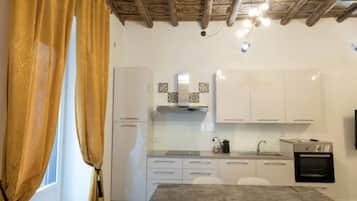 Apartamento Deluxe, varanda, Vista para a cidade | Sala de estar | TV de ecrã plano, Netflix, serviços de streaming