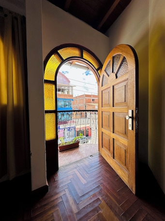 Quarto casal superluxo, 1 cama King, cozinha, vista para a montanha | Roupas de cama premium, edredons de pluma, escrivaninha. Rajutuna Inn