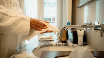 Quarto Duplo ou Twin Superior | Casa de banho | Um secador de cabelo, chinelos, toalhas fornecidas, sabão