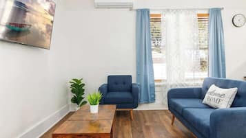 Casa, várias camas, cozinha, vista para o jardim (728 Johnson Ave) | Sala de estar | Televisor de ecrã plano de 42 polegadas com canais digitais