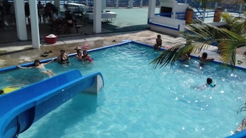 2 piscinas externas