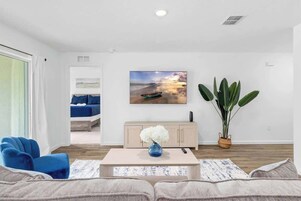 Casa, várias camas, cozinha, vista para o jardim (13097 Scottville St) | Sala de estar