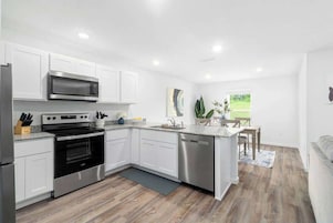 Casa, várias camas, cozinha, vista para o jardim (13097 Scottville St) | Cozinha privada | Uma cafeteira/bule