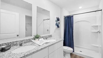 Casa, várias camas, cozinha, vista para o jardim (13097 Scottville St) | Banheiro | Toalhas de banho