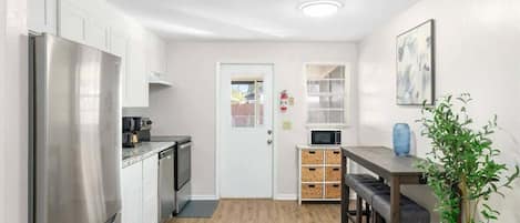 Casa, várias camas, pátio, vista para o jardim (38604 Naomi Ave) | Cozinha privada | Uma cafeteira/bule