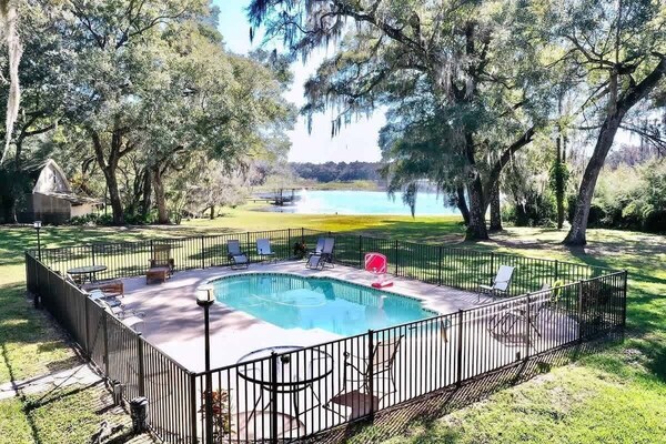 Executive 5 Bedroom Pool Home, Dade City! - Simpson Lakes