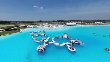 Um parque aquático grande com diversas piscinas e toboáguas.