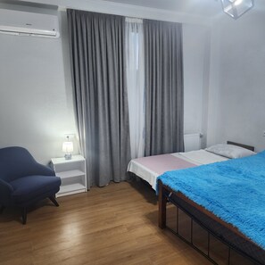 Quarto Clássico com Cama de Casal, varanda, vista para a montanha | Cortinas/cortinados opacos, ferro/tábua de engomar, Wi-fi grátis 