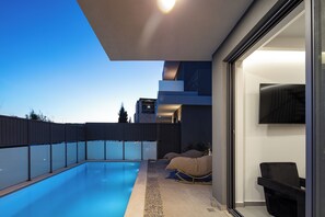 Piscina externa, guarda-sóis, espreguiçadeiras