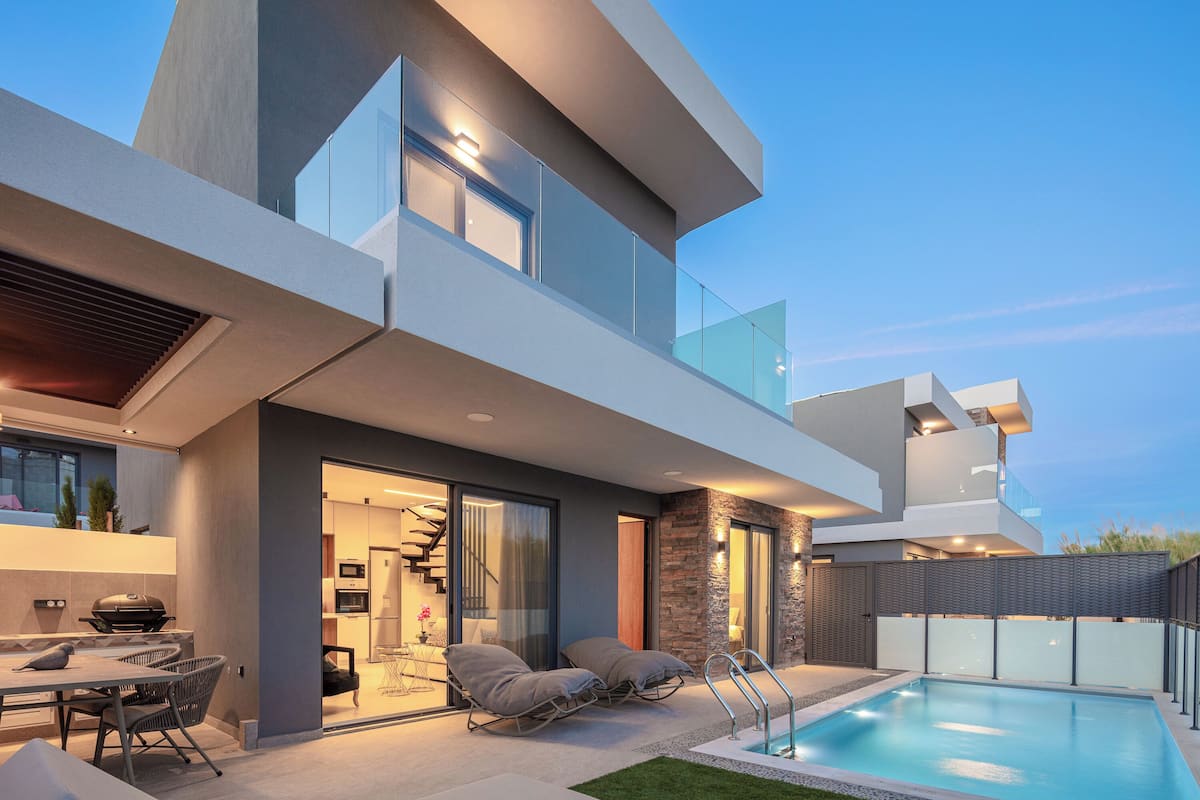 Vila clássica, 2 quartos, piscina particular, vista para a piscina | Cofres nos quartos, individualmente decorados