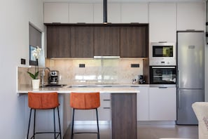 Villa Deluxe, 3 quartos, piscina privativa, vista para a piscina | Cozinha privada | Um frigorífico/congelador grande, um micro-ondas, um forno 