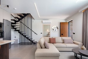 Villa Deluxe, 3 quartos, piscina privativa, vista para a piscina | Sala de estar | Smart TV de 44 polegadas com canais via satélite, aparelhagem 