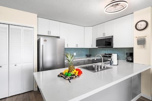 Apartamento em Condomínio Fechado, 1 cama queen-size e sofá-cama (Alii Villas#318) | Cozinha privada