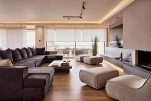 Cobertura superluxo, vista para o mar | Área de estar | Smart TV 45 polegadas com canais a cabo, lareira, Netflix