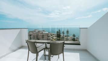 Quarto Duplo Superior, varanda, vista para o mar | Com mobília individualizada, secretária