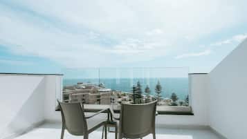 Quarto Duplo Superior, varanda, vista para o mar | Com mobília individualizada, secretária