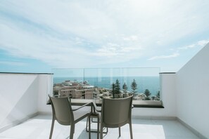 Quarto casal superior, sacada, vista para o mar | Individualmente mobiliados, escrivaninha