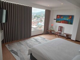 Suíte luxo, vista para a cidade | Wi-Fi de cortesia