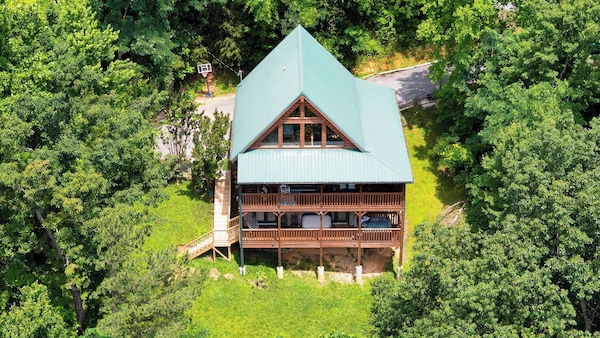 Triple Mountain View By Avantstay: Hot Tub, Game Room & Stunning Smoky Mountain Views - Gatlinburg, TN