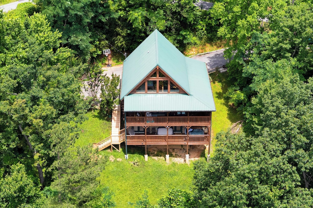 Triple Mountain View By Avantstay: Hot Tub, Game Room & Stunning Smoky Mountain Views - Gatlinburg, TN