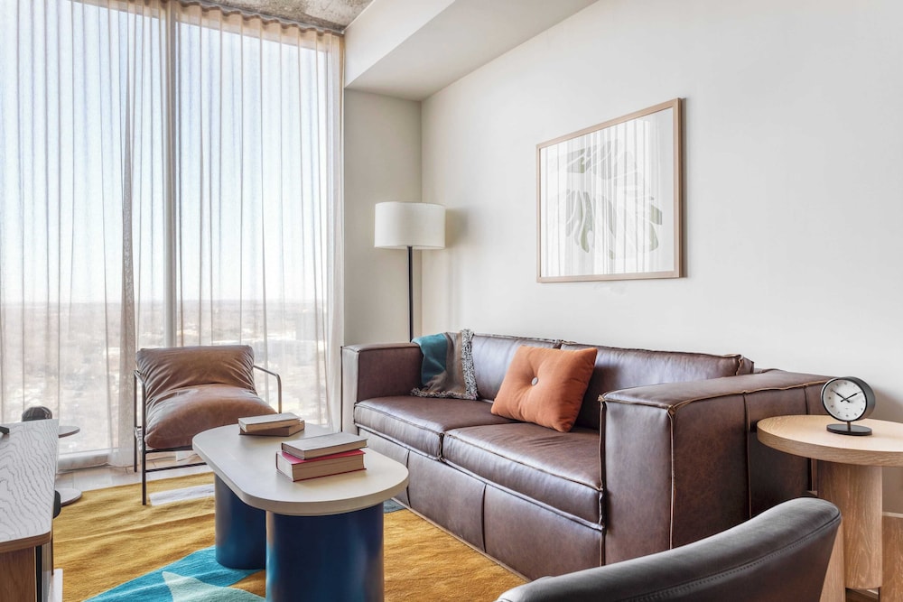 Luxe High Rise Near Dt Austin W/ Views Rooftop Pool, Gym, & Luxe Amenities - Austin, TX