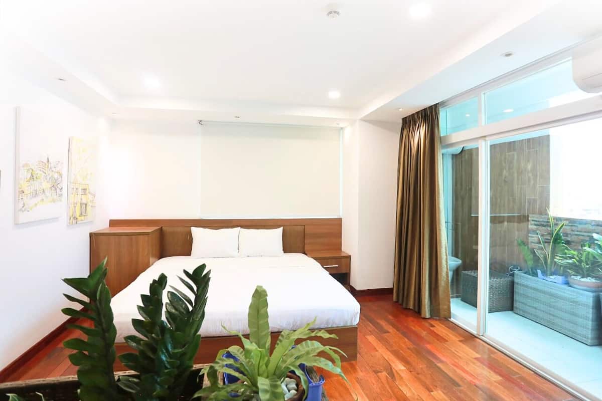 Apartamento, 3 quartos, Vista para a cidade | Cofre no quarto, secretária