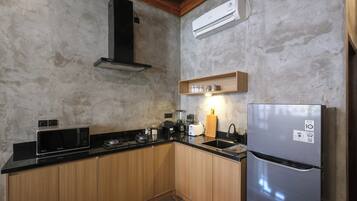 Villa Deluxe, vista para a piscina | Cozinha privada | Um micro-ondas, uma placa de cozinha, uma cafeteira/bule