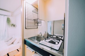 Apartamento, 1 cama de casal, não fumadores | Cozinha privada | Um micro-ondas, uma placa de cozinha, utensílios de cozinha 