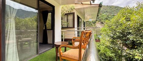 Quarto casal luxo, vista para a montanha | Sacada