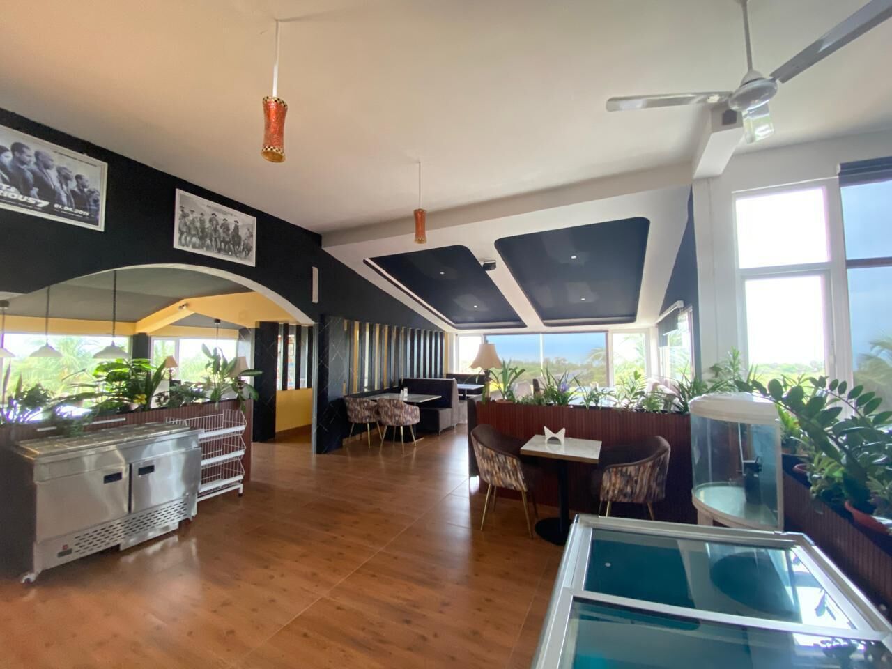 Restaurante com mesa de bilhar, área de refeições e cozinha.