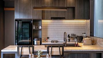 Villa de Luxo, 2 quartos, vista para a piscina | Cozinha privada | Um micro-ondas, uma placa de cozinha, uma cafeteira/bule