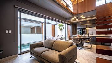 Villa de Luxo, 2 quartos, vista para a piscina | Sala de estar | Smart TV de 55 polegadas com canais por cabo