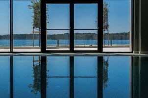 Piscina interior, da(s) 9:00 à(s) 21:00, espreguiçadeiras 