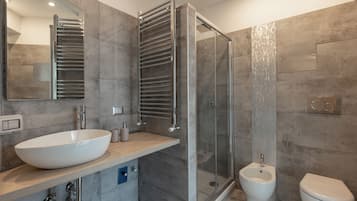Estúdio standard, 1 cama de casal, sacada | Banheiro | Chuveiro, produtos de toalete grátis, secador de cabelo, bidê